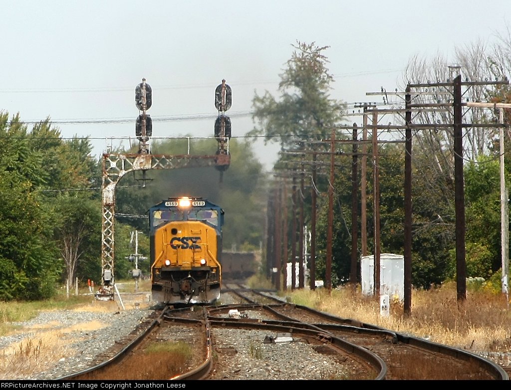 CSX 4569 leads K001 south under the C&O signals
